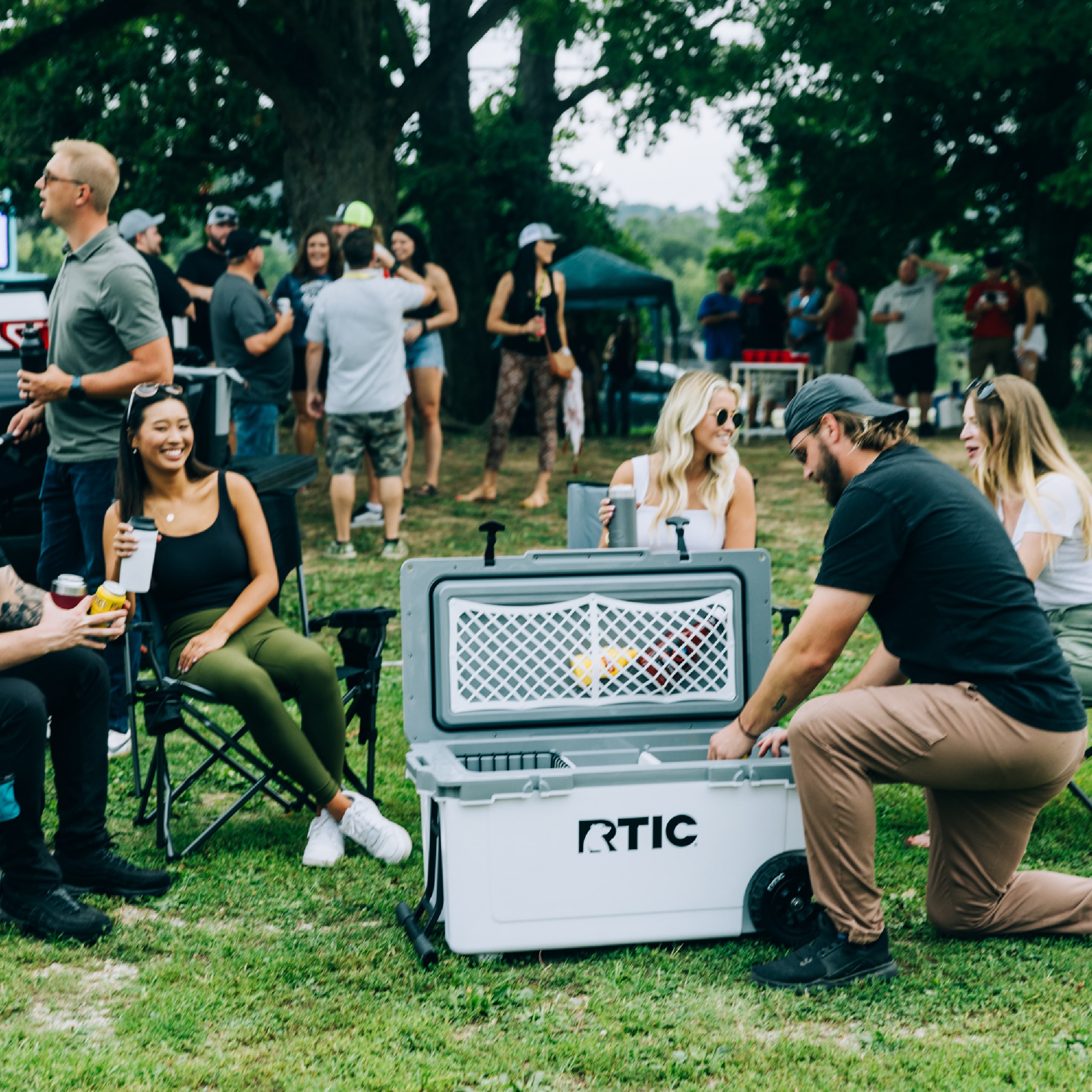 RTIC Outdoors White Grey 72 Quart(s) Hard Insulated Wheeled Chest ...