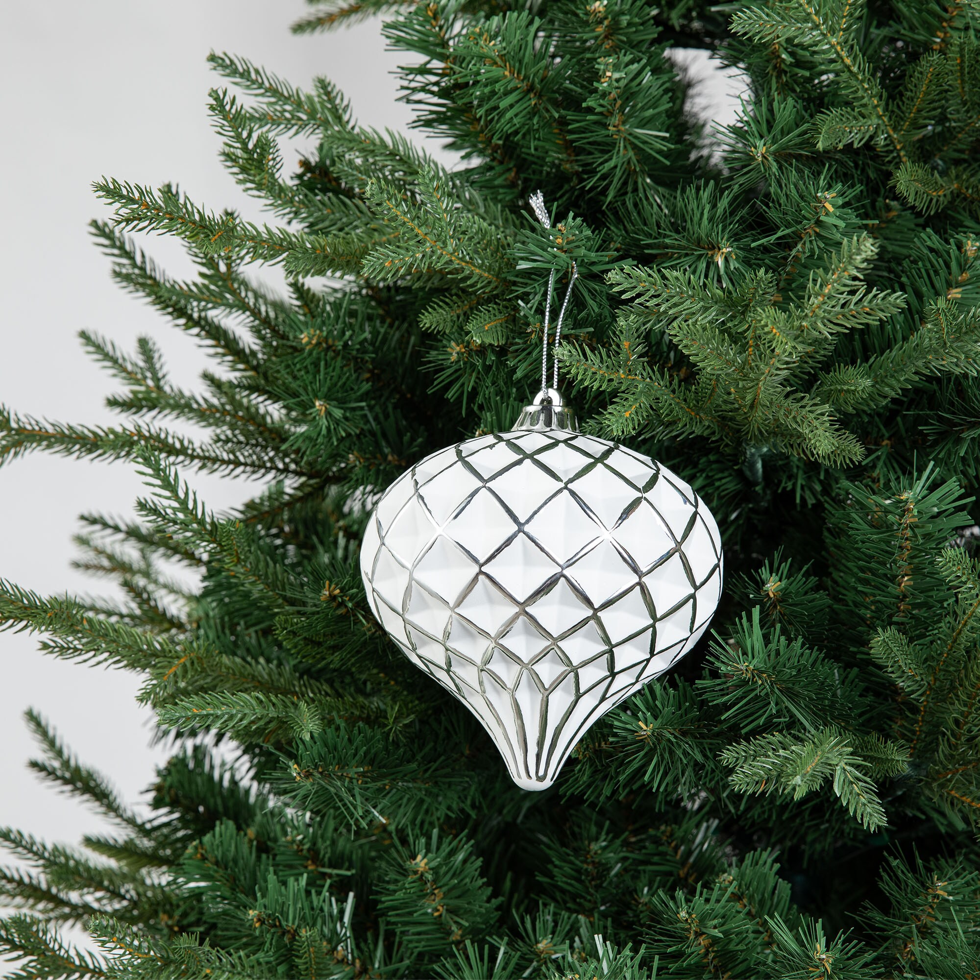 Glitzhome 0.1-in Ornament Merry Christmas Decor 2040500006 at Lowes.com