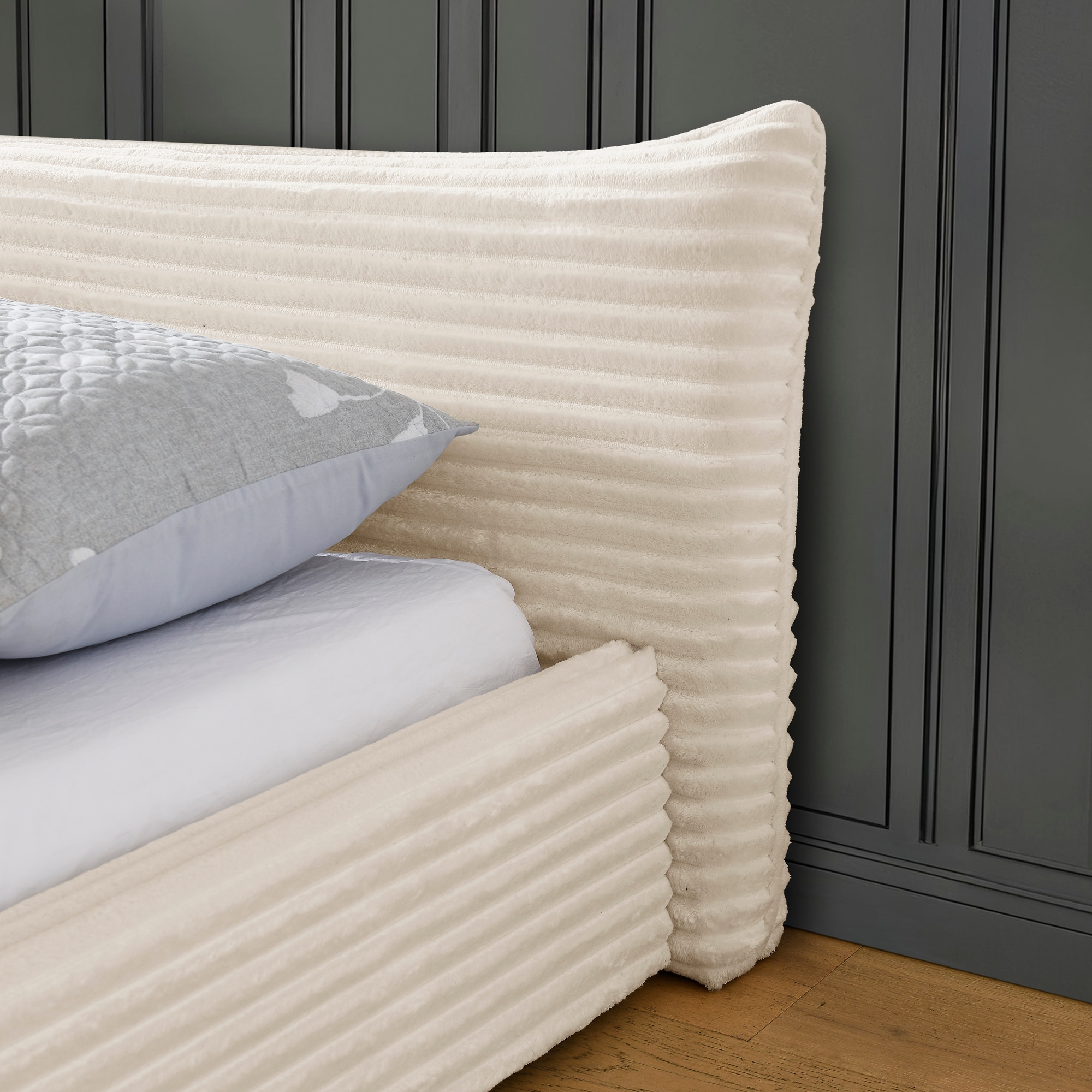 LOVMOR Queen Size Upholstered Bed FrameAnd velvet fabric Grounded ...