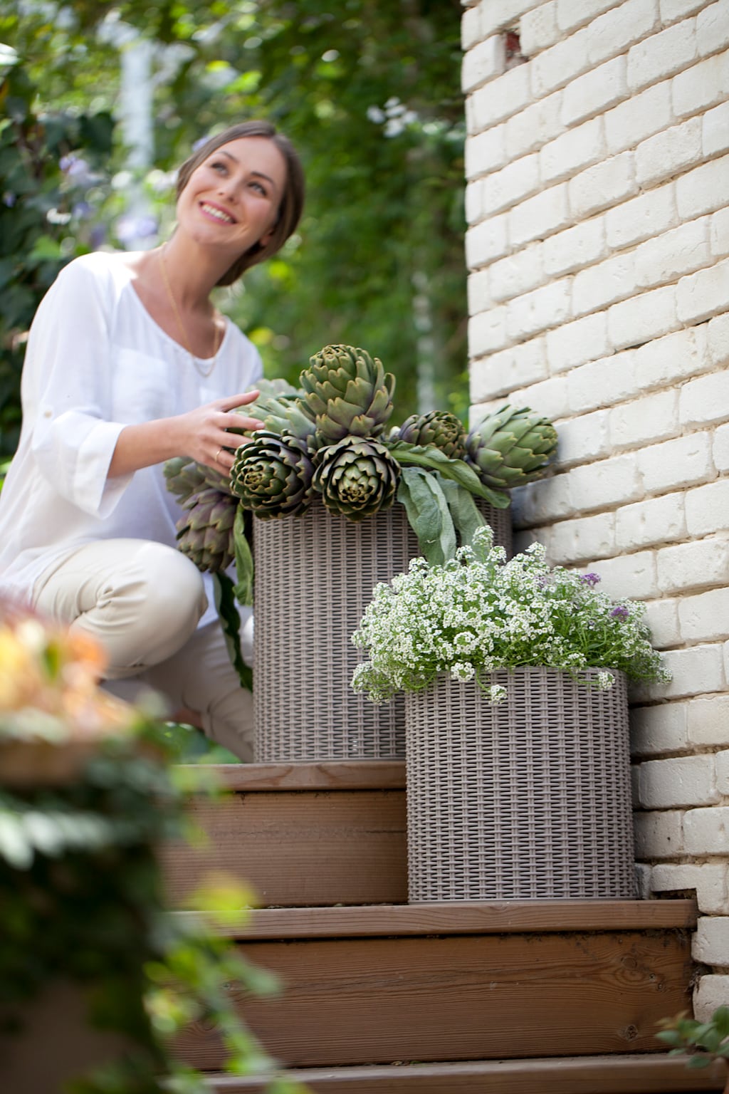 Keter Round 17.2-in W x 17.2-in L Brown Resin Indoor/Outdoor Planter in ...