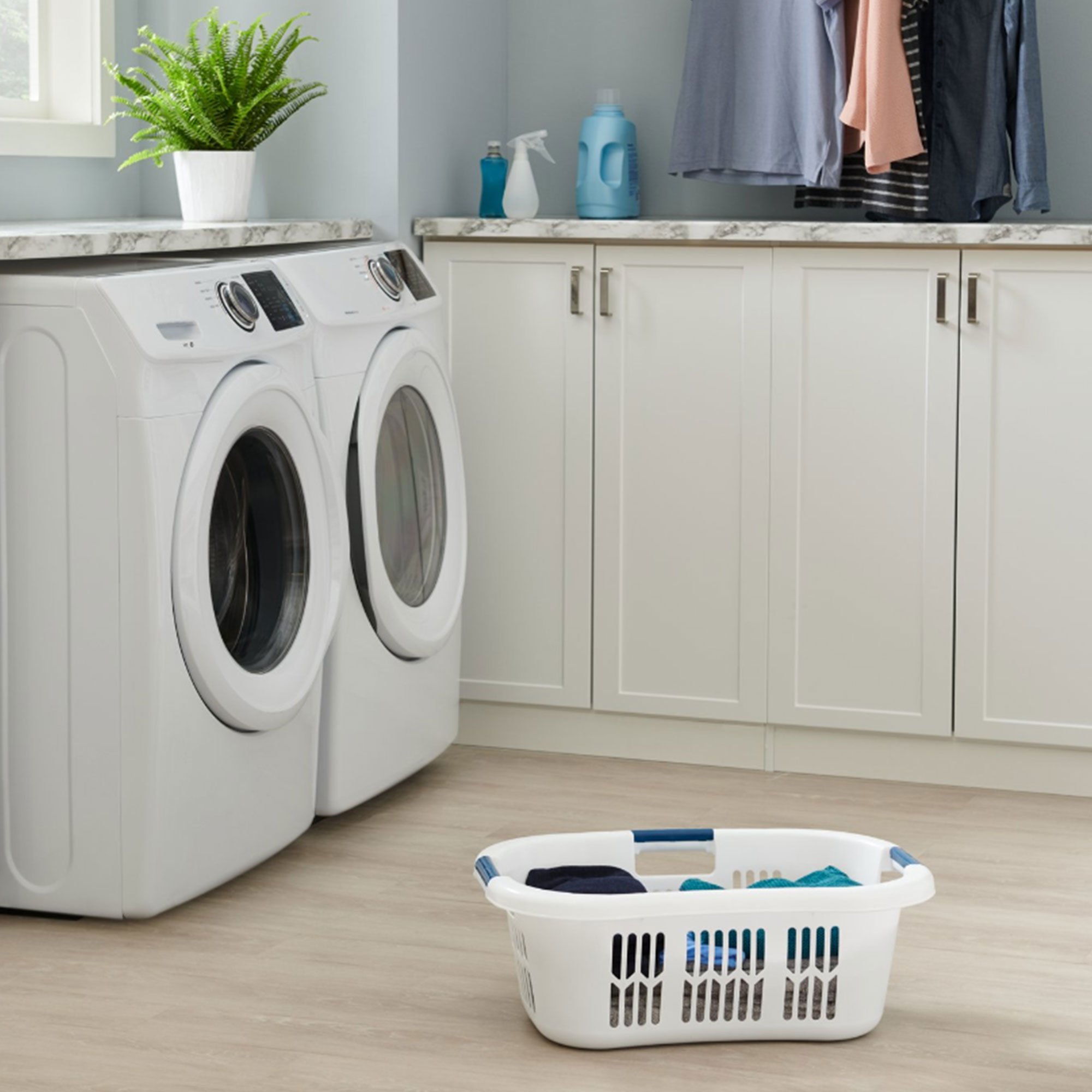 Rubbermaid Rubbermaid 2.1-Bushel Small Hip-Hugger Plastic Laundry ...