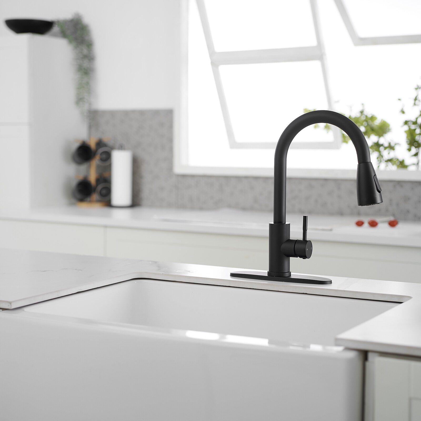 BWE Single Handle Black Kitchen Faucet with Pull Down Sprayer ...