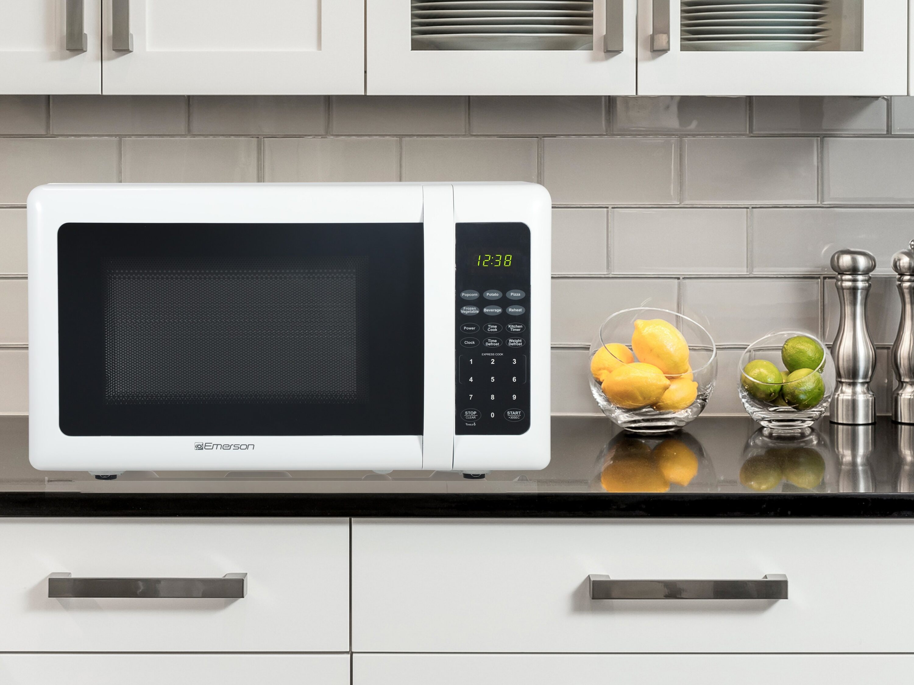 Emerson Radio 0.7-cu ft 700 -Watt Countertop Microwave ( White ) in the ...