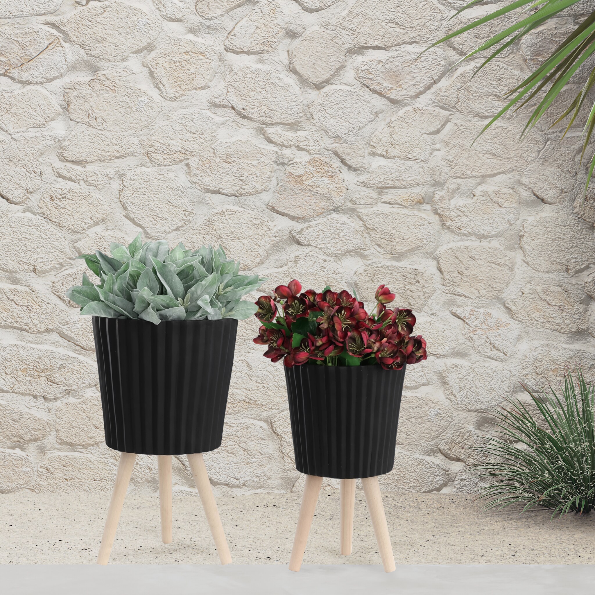 Tinyhomie S 2 10 12in Ridged Planter W Wood Legs Black Kd In The
