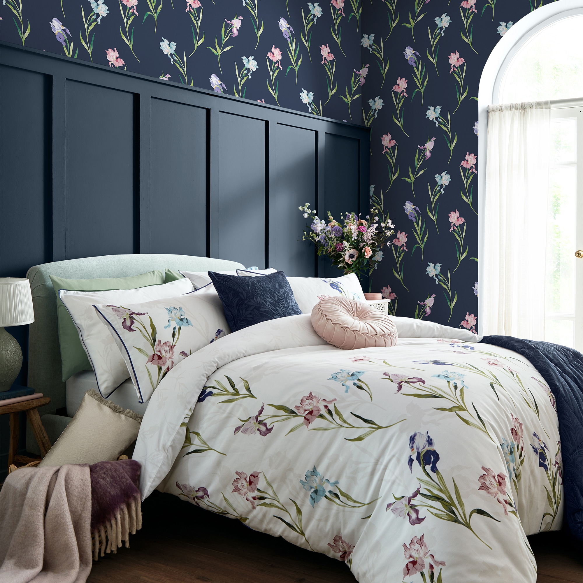 Laura Ashley LA AW 2024 56-sq ft Midnight Seaspray Vinyl Floral ...