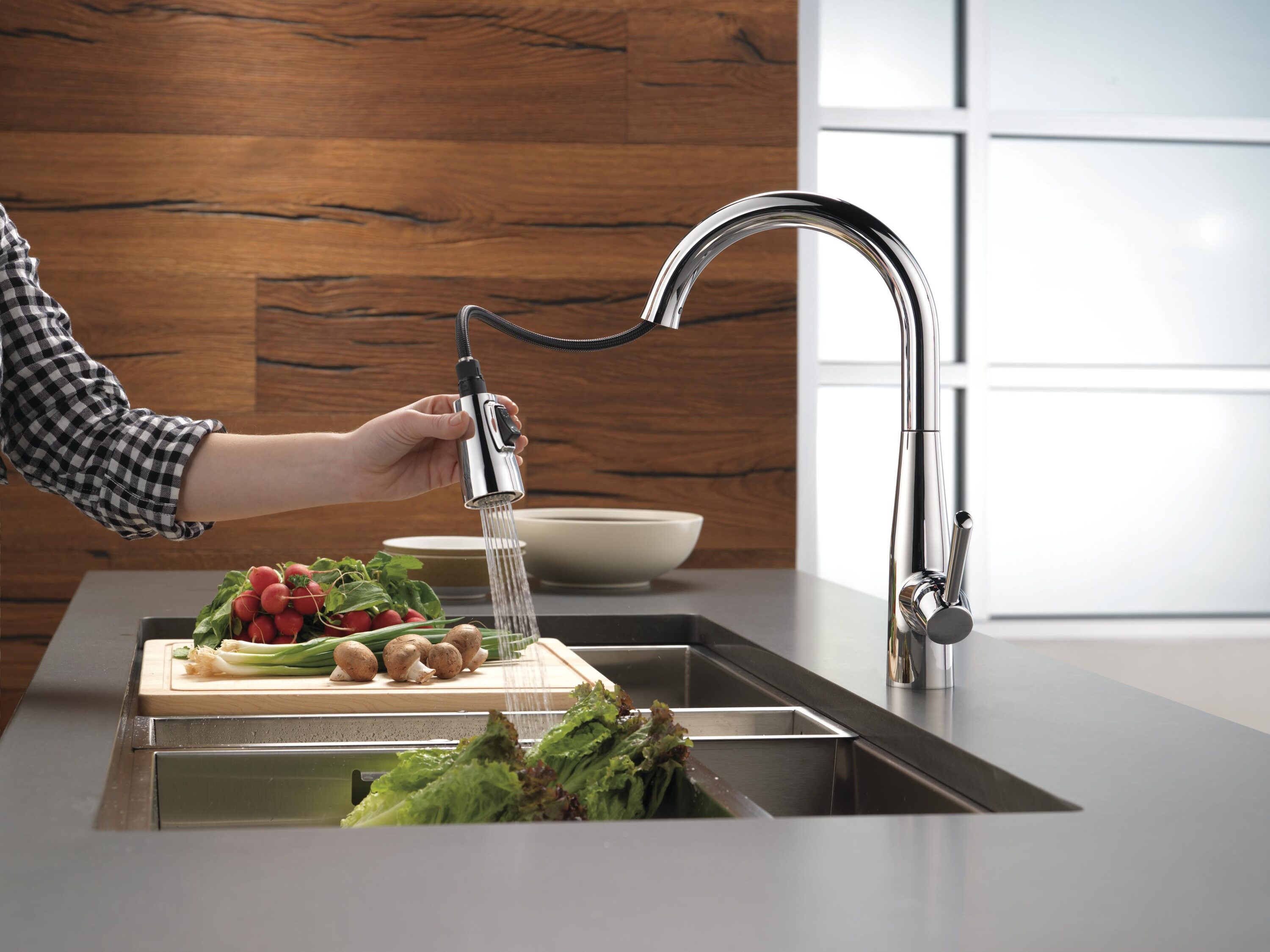 Delta Essa Chrome Single Handle Pull-down Kitchen Faucet with Sprayer ...