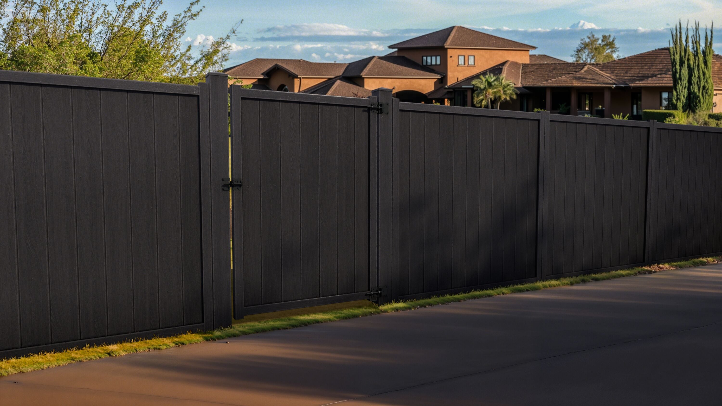 Natures Composites Vertical Modern Full Size Gate 6-ft H x 4-ft W Raven ...