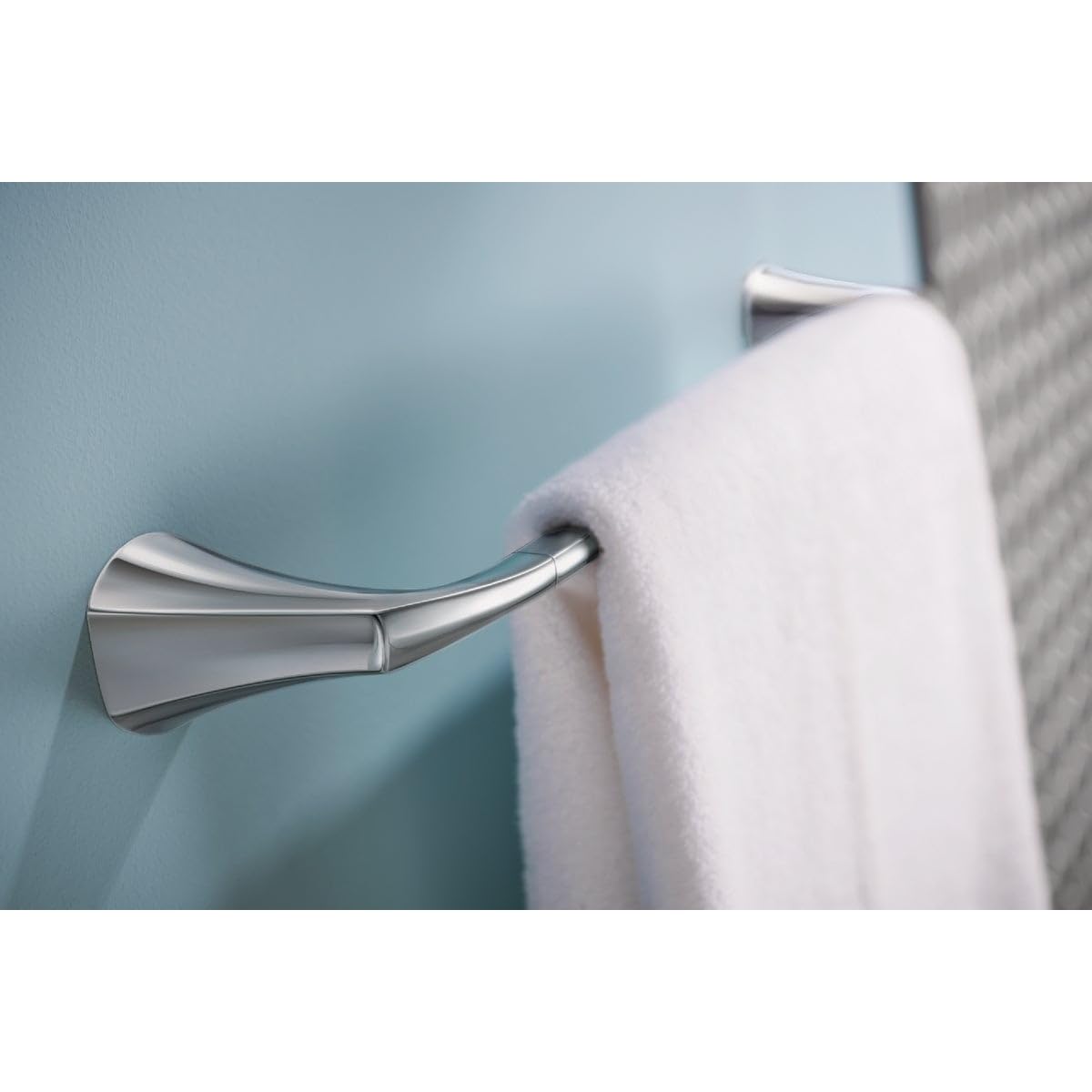 Moen Lindor 18-Inch Chrome Towel Bar for Elegant Bathroom Decor in the ...