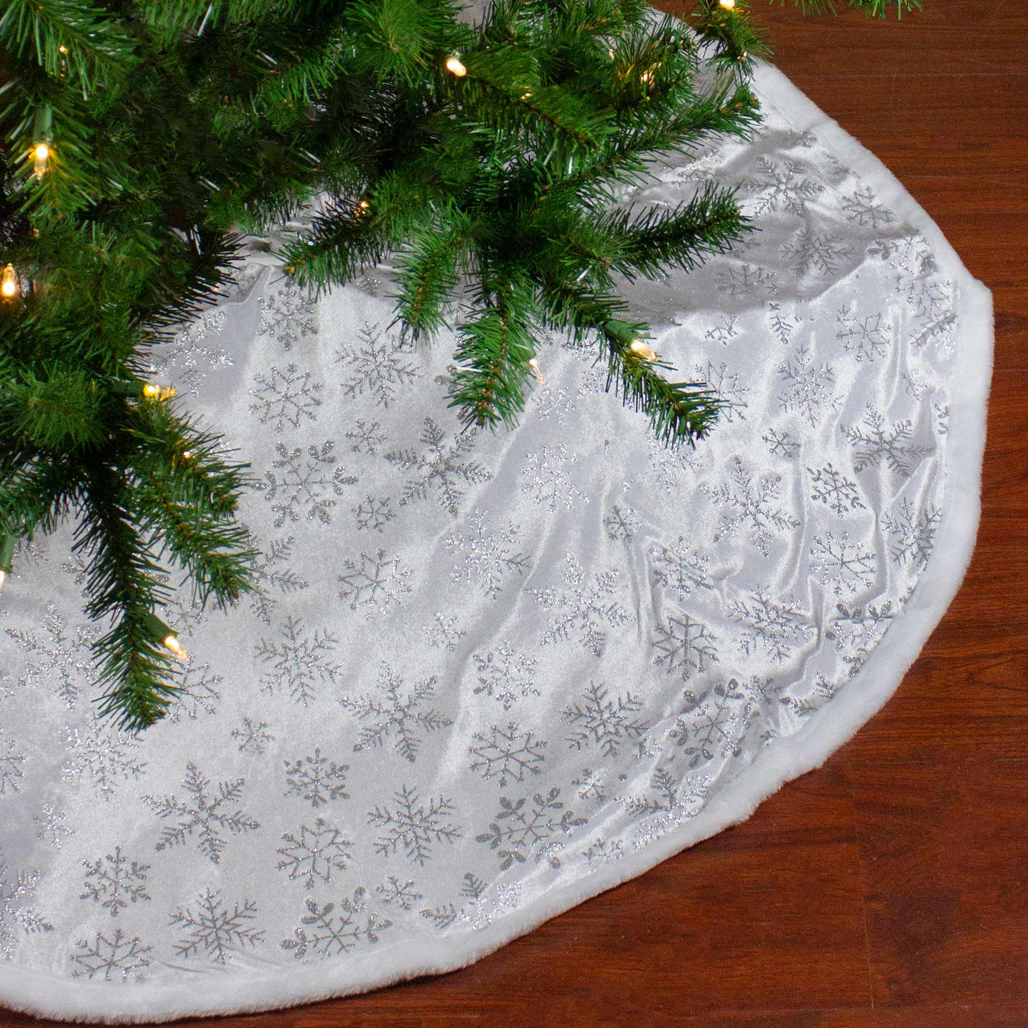 Northlight 48 inch Silver and White Snowflakes Christmas Tree Skirt in ...