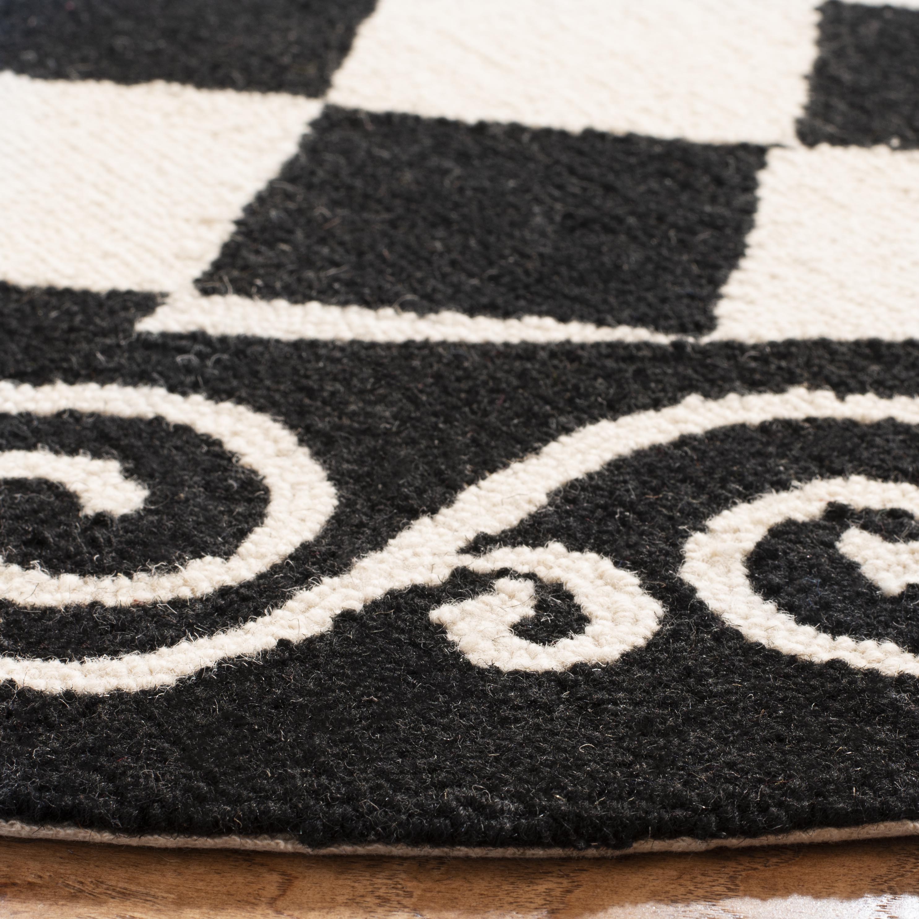 Safavieh Hk711 Black/Ivory Contemporary 4ft-6in x 6ft-6in Oval Rug in ...